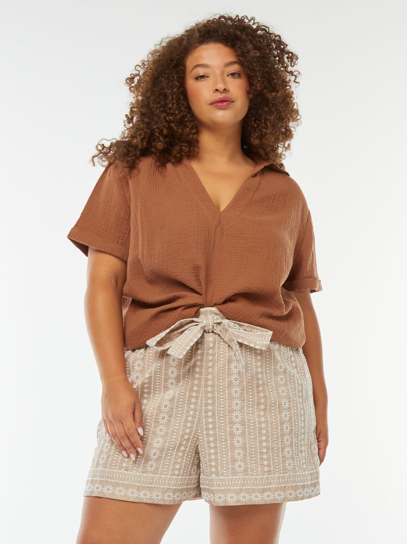 Short large à motifs brodés avec ceinture intégrée - Beige - Grandes ...